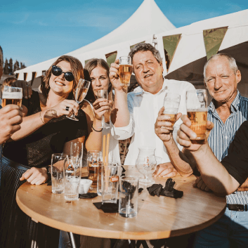 Houten tafels en stoelen huren - Woodfest Events