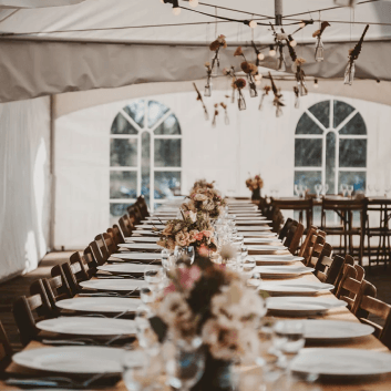 Houten tafels en stoelen huren - Woodfest Events